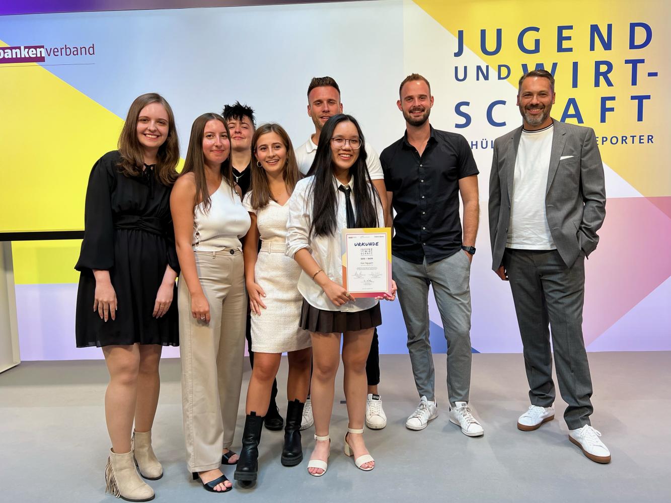 Seminarkurs gewinnt bei "Jugend und Wirtschaft" | Max-Planck Gymnasium